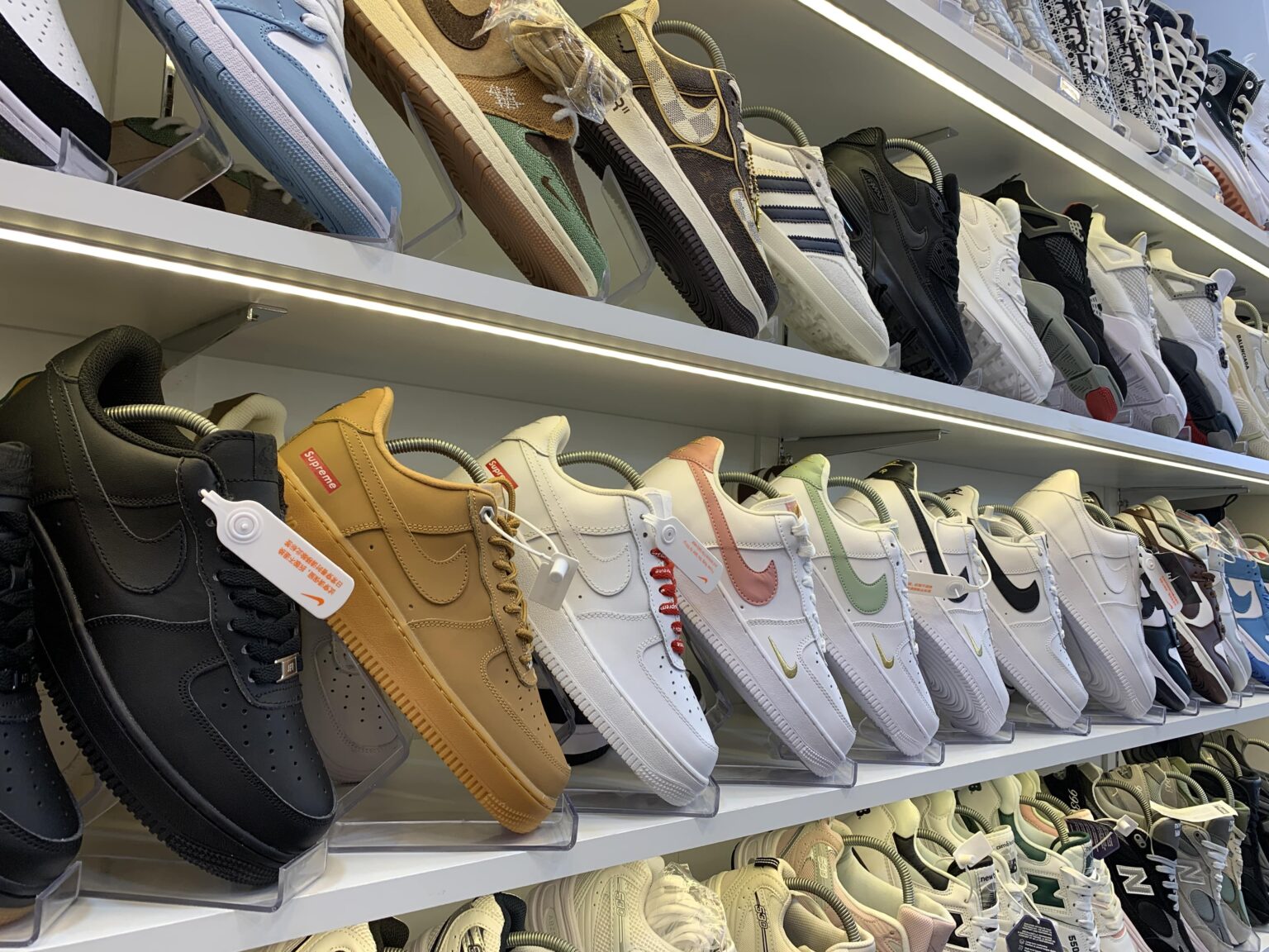 The Travellers Guide To Bangkok's MBK Fake Goods Market - wehatethecold